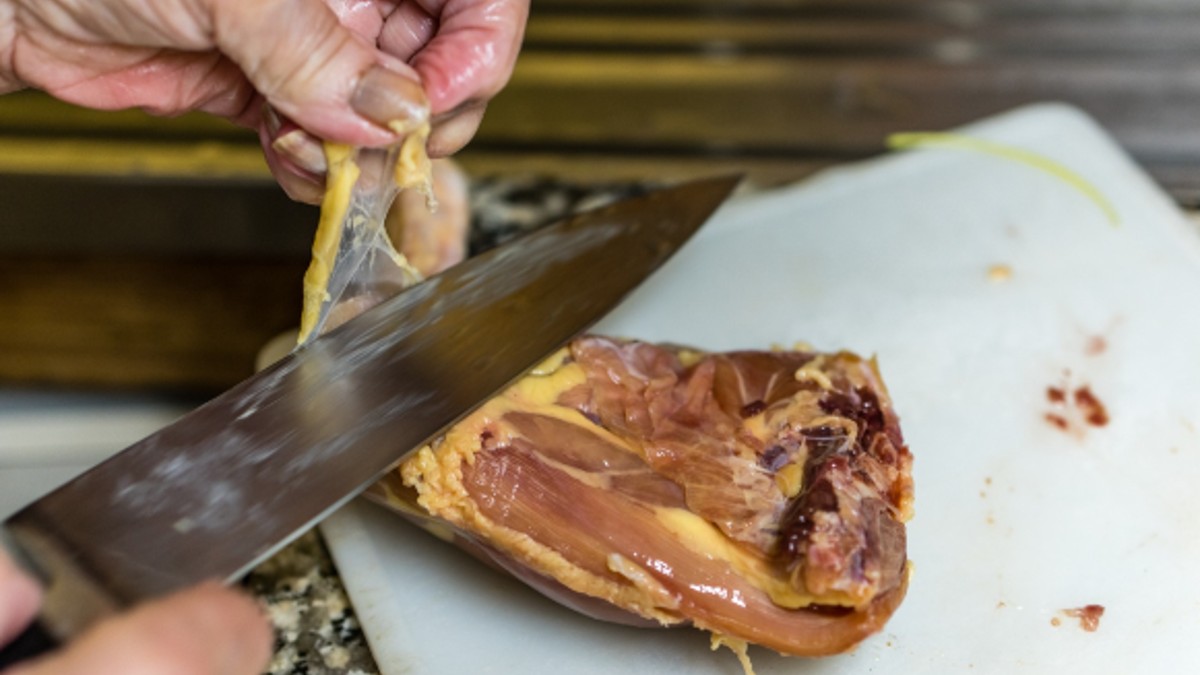 El truco de los chefs con la piel del pollo que hace que todo sepa ...