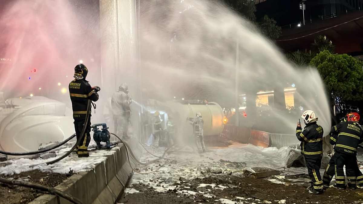 Difunden video de volcadura de pipa con combustible en Periférico; se impactó contra columna en ...