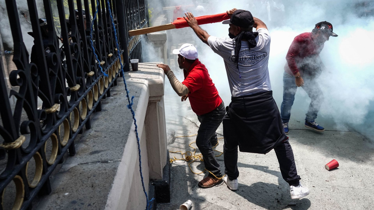 Se retira la CNTE tras protesta violenta en Segob - UnoTV