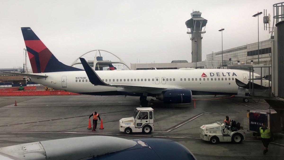 Motor de avión se incendia al despegar del aeropuerto de Los Ángeles a Atlanta; aterriza de ...