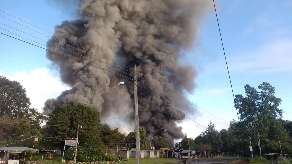 Pipa con combustible vuelca y se incendia en la México-Tuxpan - UnoTV
